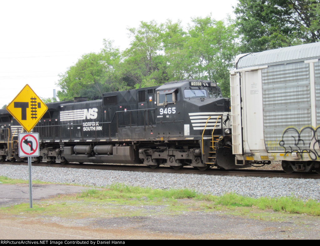 NS 9465 watches a P&W autorack